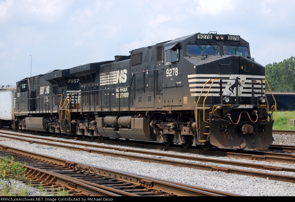 NS C40-9W #9278 leads the eastbound Roadrailer into River Yard